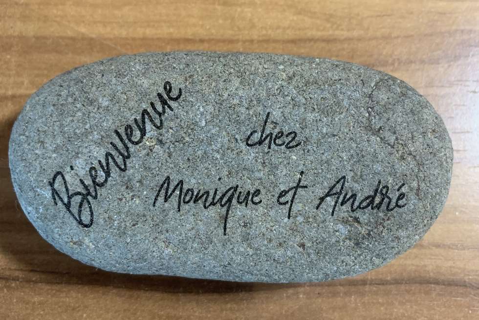 Galets d’accueil et porteurs de messages – Inspiration Gravure