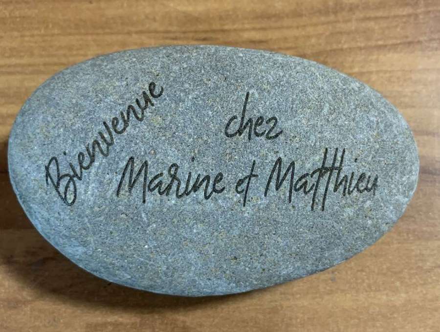 Galets d’accueil et porteurs de messages – Inspiration Gravure