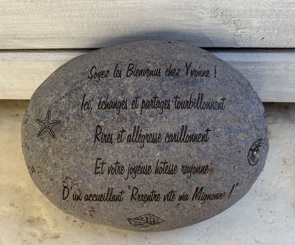 Galets d’accueil et porteurs de messages – Inspiration Gravure