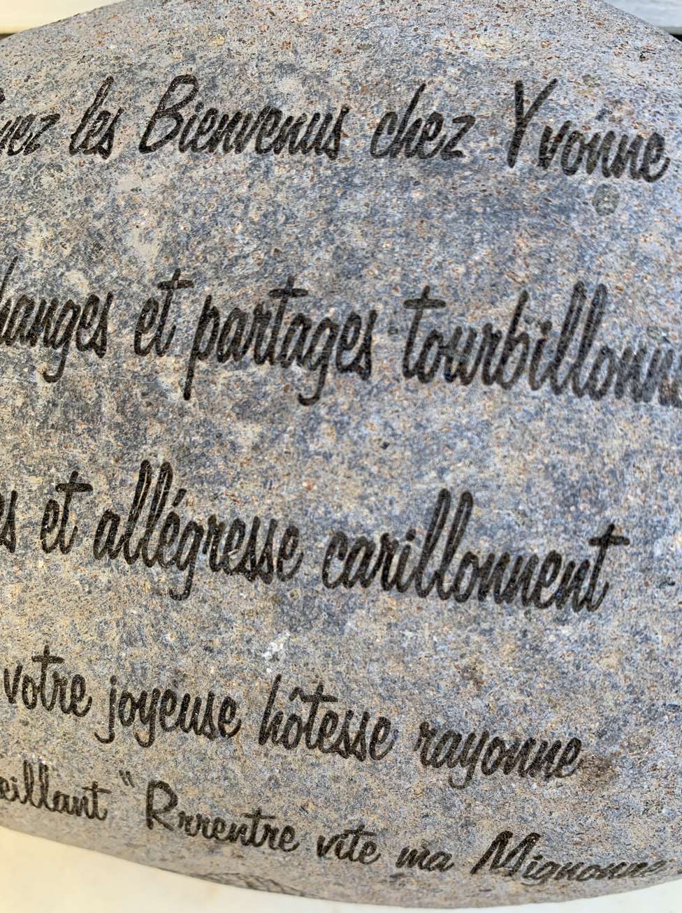 Galets d’accueil et porteurs de messages – Inspiration Gravure