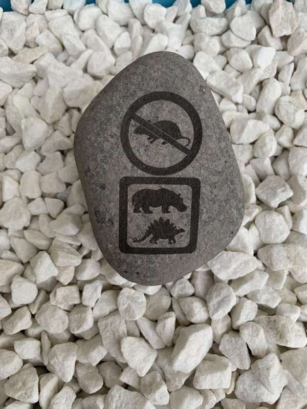 Galets d’accueil et porteurs de messages – Inspiration Gravure