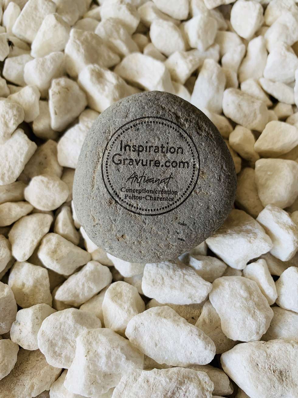 Galets d’accueil et porteurs de messages – Inspiration Gravure