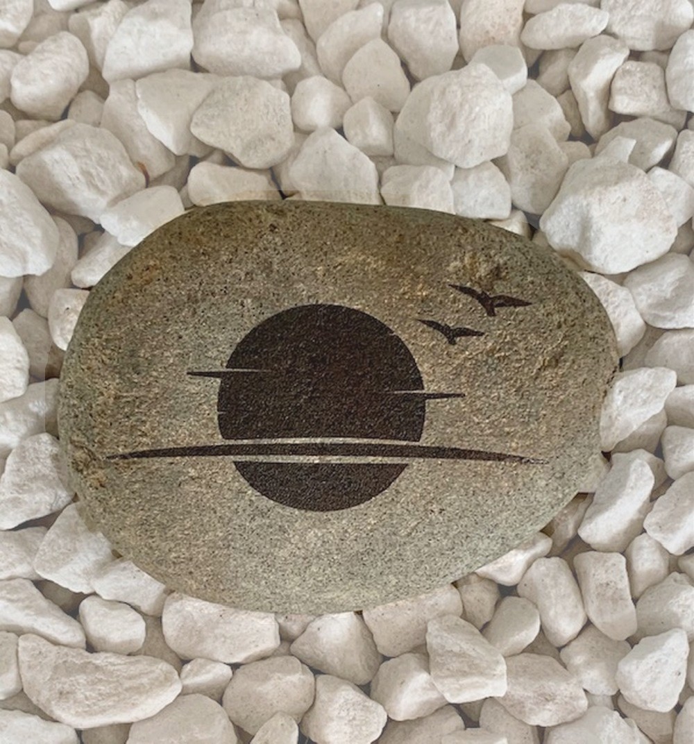 Galets d’accueil et porteurs de messages – Inspiration Gravure