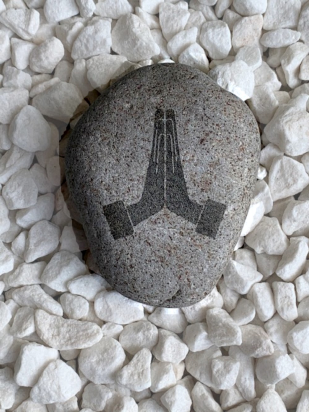 Galets d’accueil et porteurs de messages – Inspiration Gravure