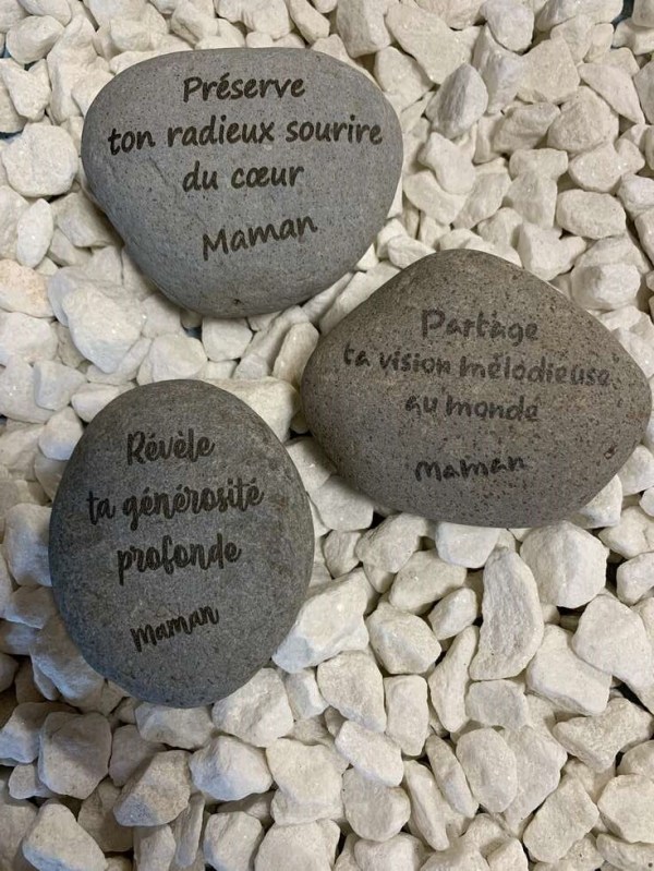 Galets d’accueil et porteurs de messages – Inspiration Gravure